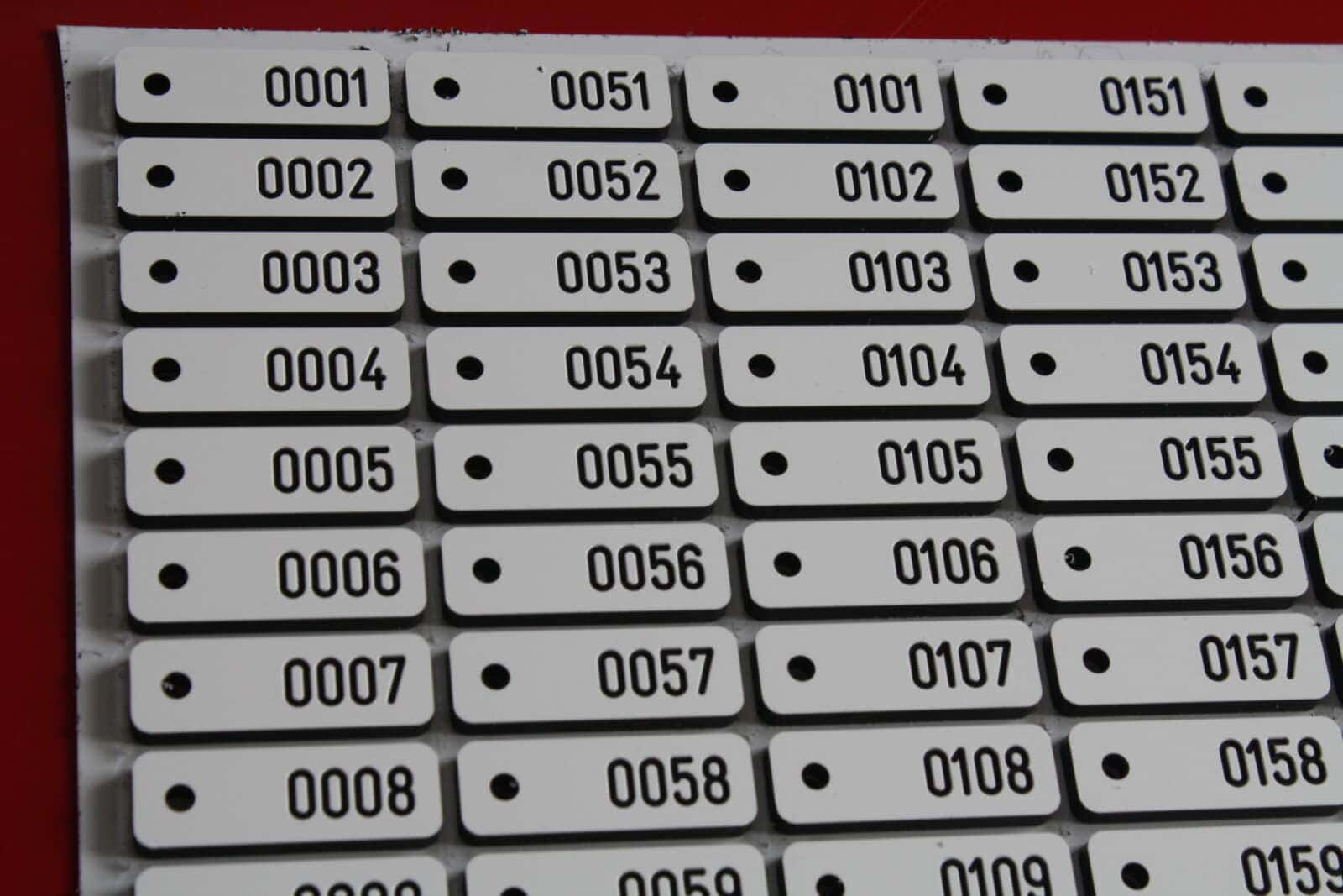 Resopal graveren | Grote hoeveelheden snel geleverd | Gravure85